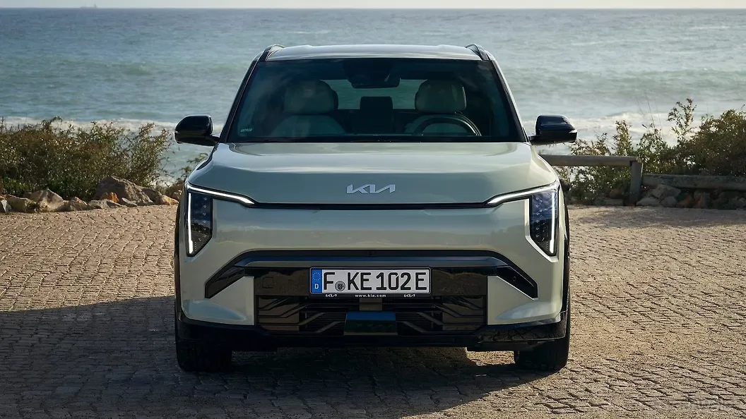 EV3 Left Front Three Quarter Image, EV3 Photos in India - CarWale