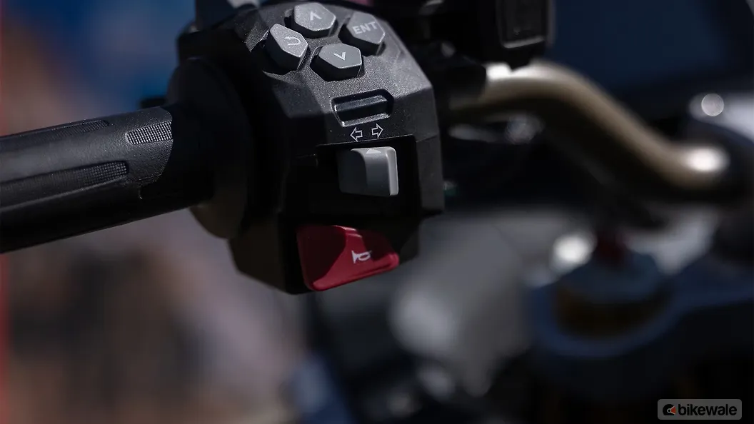 TVS Apache RTX Right Side Handelbar Throttle Grip Image – BikeWale