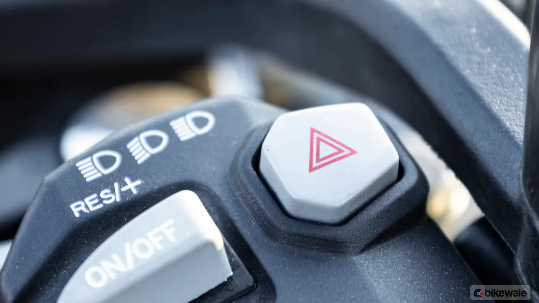 TVS Apache RTX Hazard Warning Lights Switch Image – BikeWale
