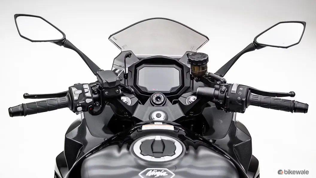 Kawasaki Ninja 1100SX [2025] Handlebar Image – BikeWale