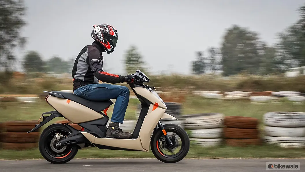 Ather 450X Right Front Three Quarter Image – BikeWale