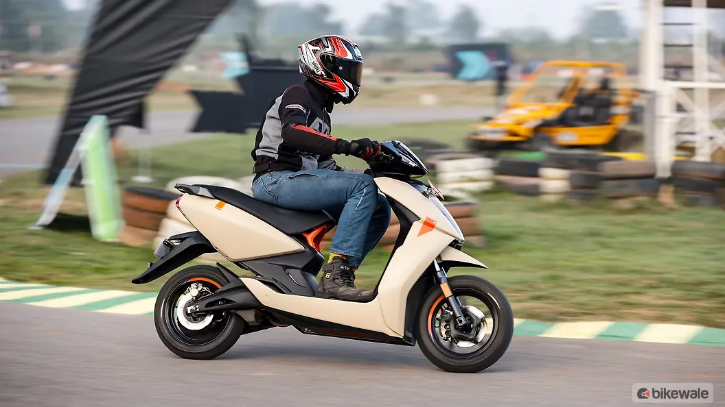 Ather 450X Right Front Three Quarter Image – BikeWale