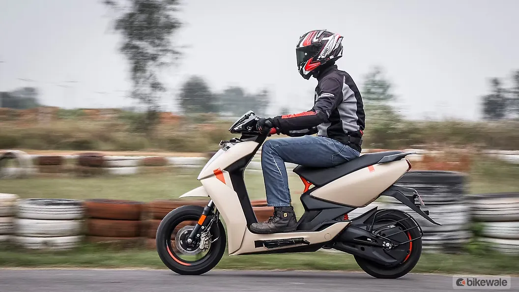 Ather 450X Right Front Three Quarter Image – BikeWale