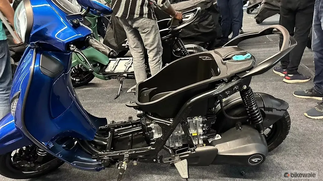 Bajaj Chetak Right Side View Image – BikeWale