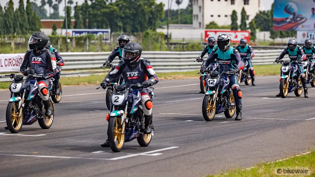 TVS Apache RTR 200 4V Right Side View Image – BikeWale