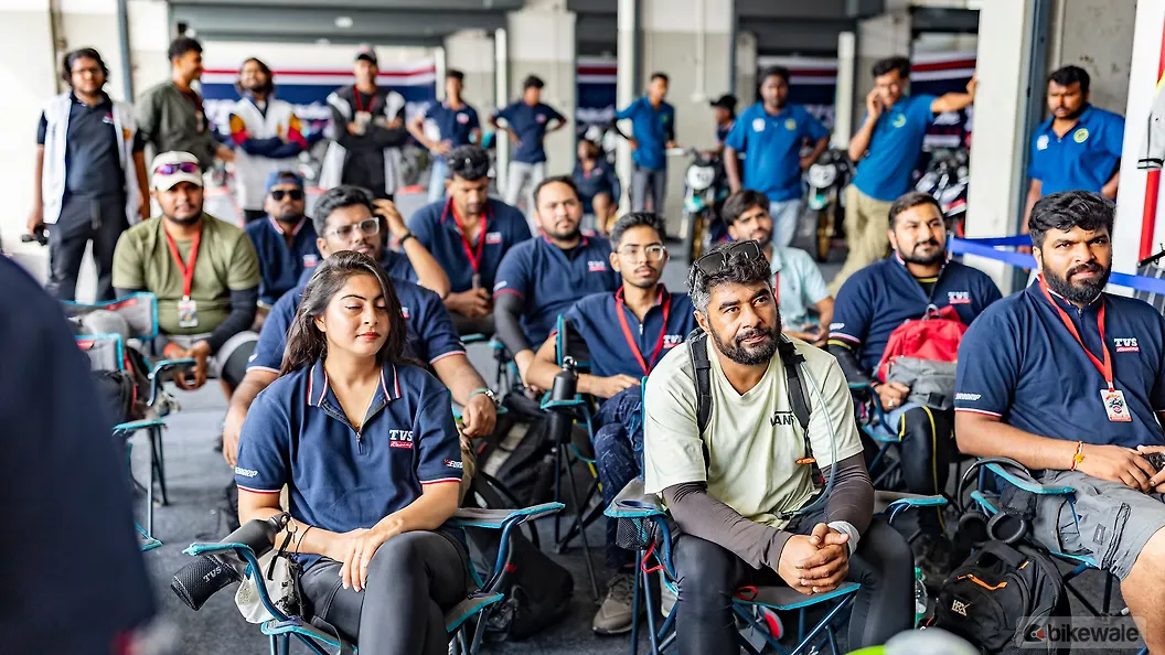 TVS Apache RTR 200 4V Right Side View Image – BikeWale