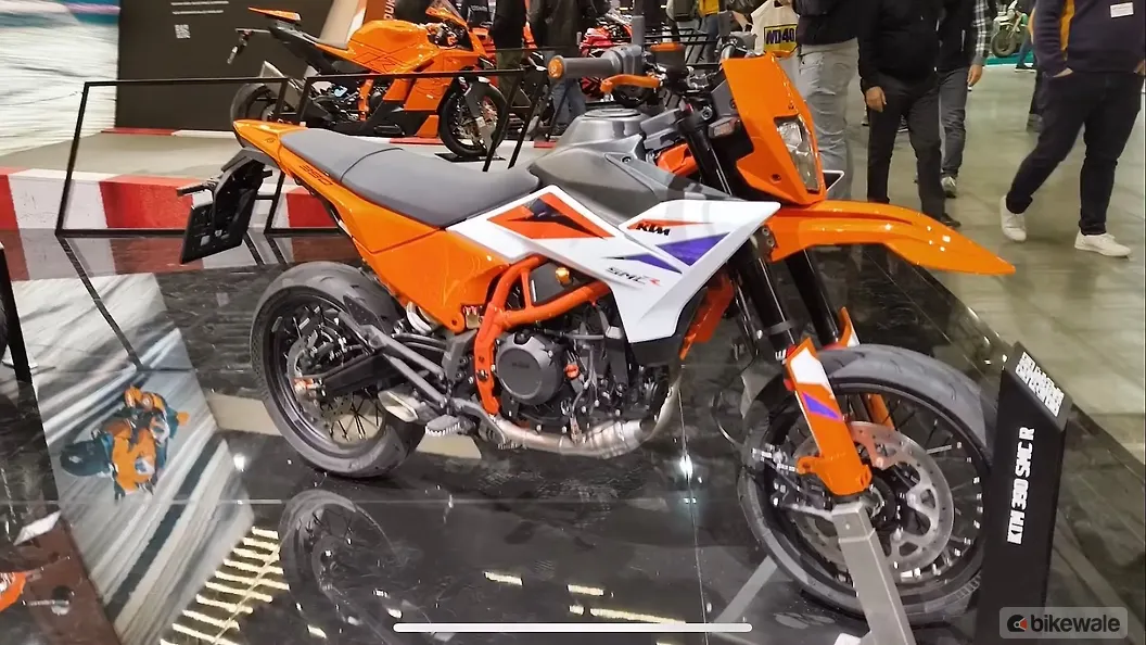 KTM 390 SMC R Right Front Three Quarter Image – BikeWale