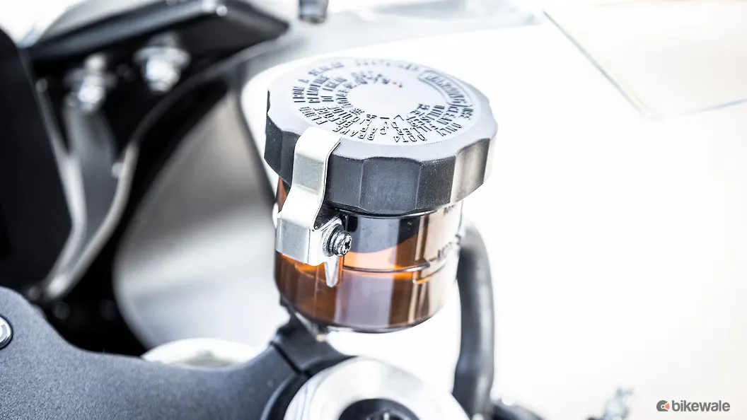 BMW S1000RR Front Brake Fluid Reservoir Image – BikeWale