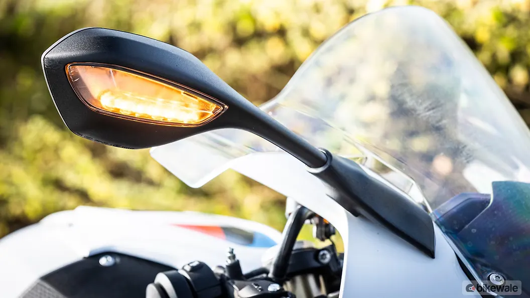 BMW S1000RR Front Turn Indicators Image – BikeWale