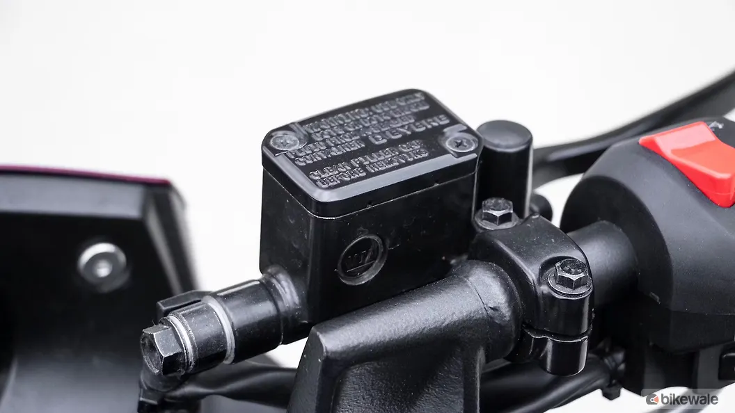 Suzuki Gixxer SF 250 Flex Fuel Front Brake Fluid Reservoir Image – BikeWale