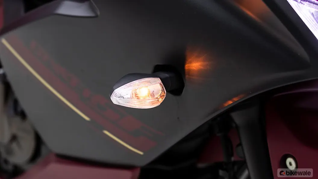 Suzuki Gixxer SF 250 Flex Fuel Front Turn Indicators Image – BikeWale