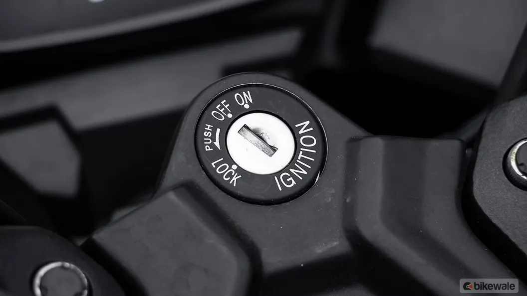 Suzuki Gixxer SF 250 Flex Fuel Turn Indicators Switch Image – BikeWale