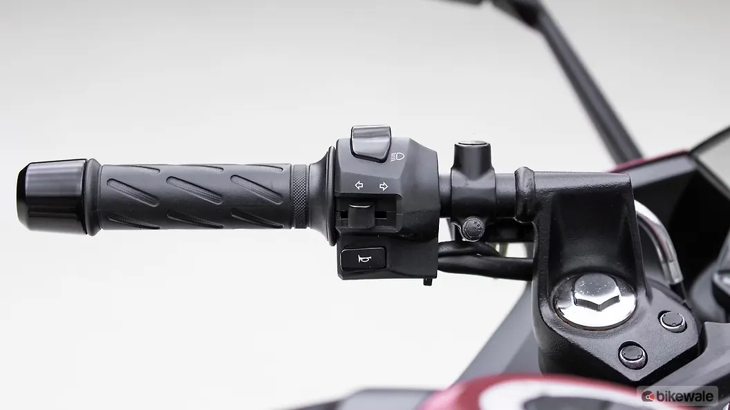Suzuki Gixxer SF 250 Flex Fuel Left Side Handlebar Grip Image – BikeWale