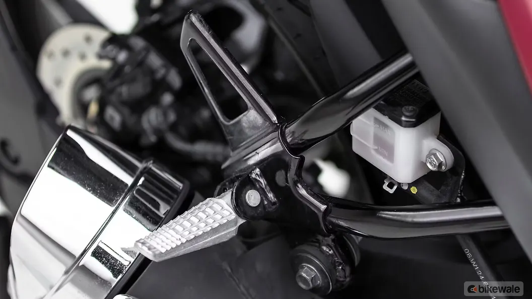 Suzuki Gixxer SF 250 Flex Fuel Pillion Footrest Image – BikeWale