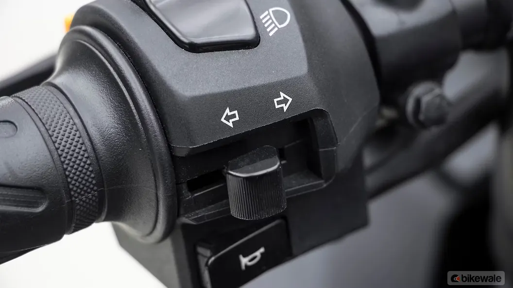Suzuki Gixxer SF 250 Flex Fuel Turn Indicators Switch Image – BikeWale