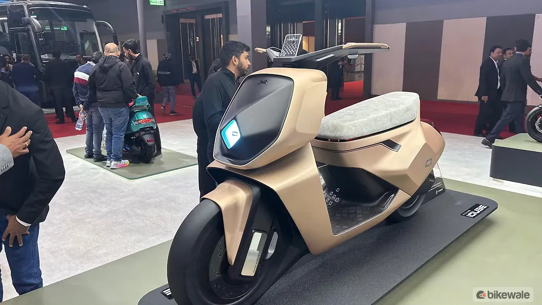 TVS iQube Right Front Three Quarter Image – BikeWale