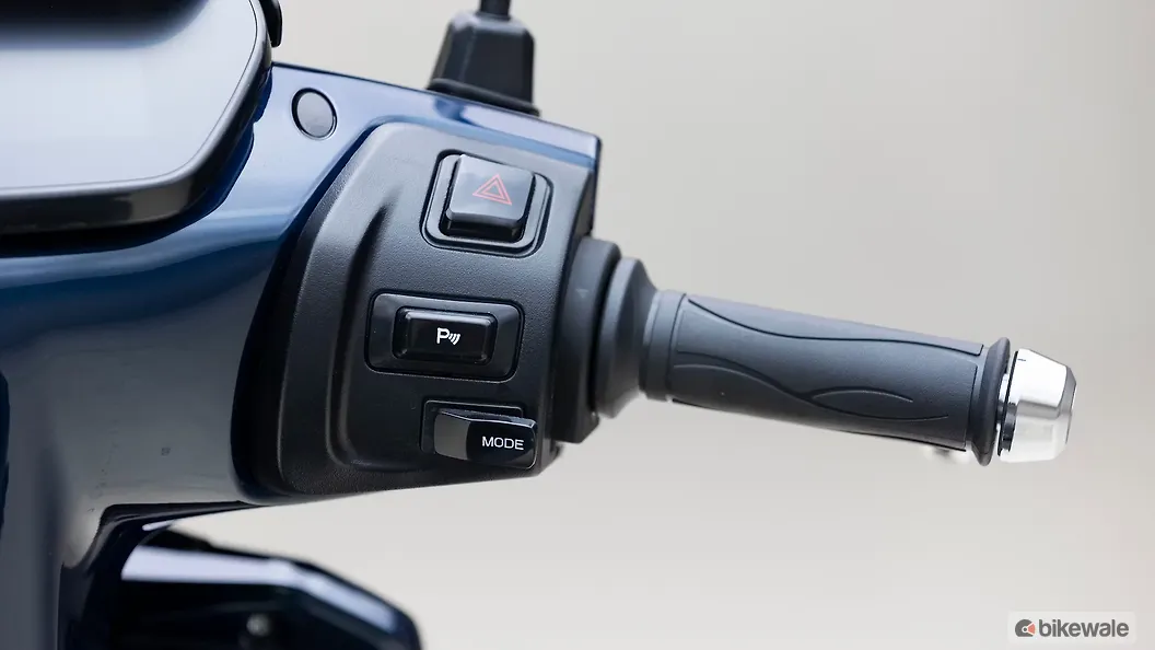 TVS iQube Right Side Throttle Grip Image – BikeWale