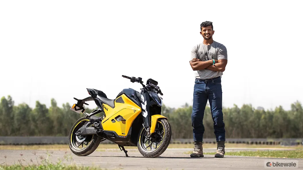 Ultraviolette F77 SuperStreet Right Side View Image – BikeWale