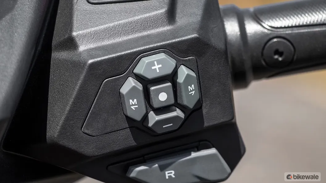 Simple Energy One Turn Indicators Switch Image – BikeWale