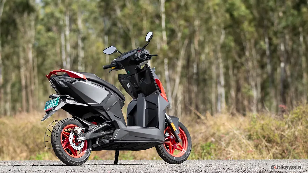 Simple Energy One Right Rear Three Quarter Image – BikeWale