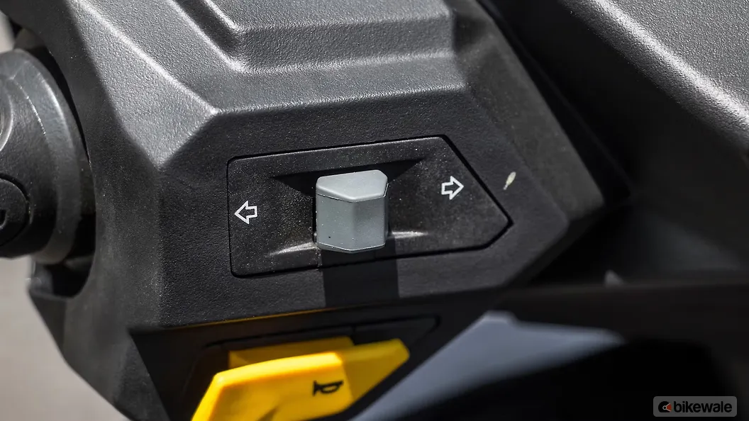 Simple Energy One Turn Indicators Switch Image – BikeWale