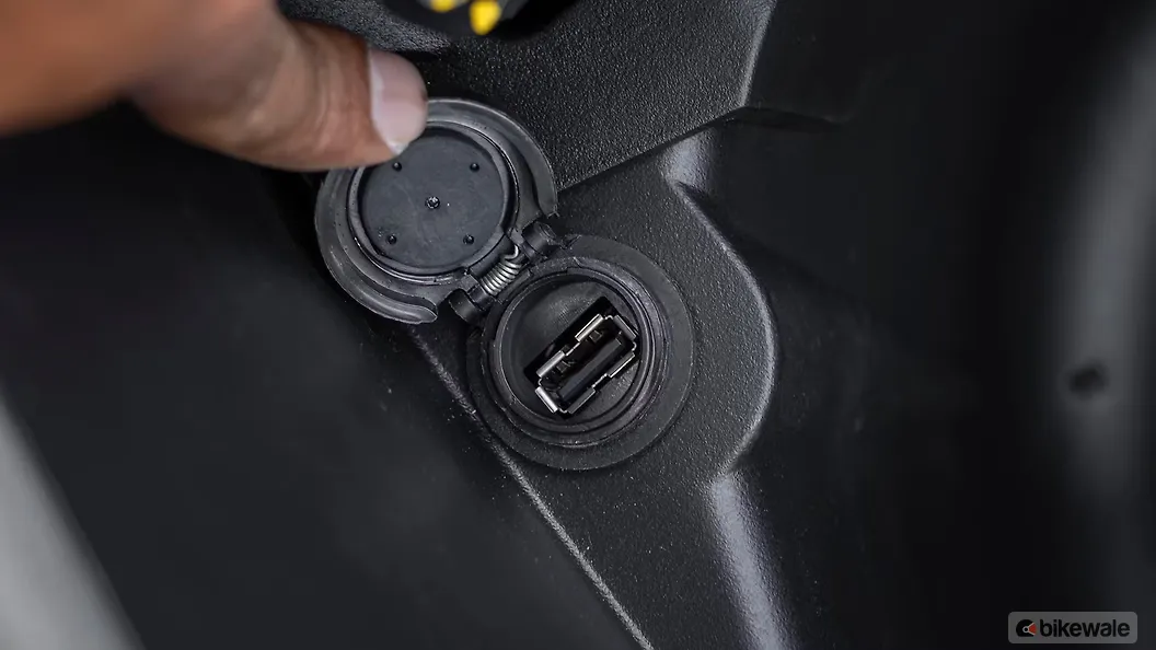 Simple Energy One USB Charging Port Image – BikeWale