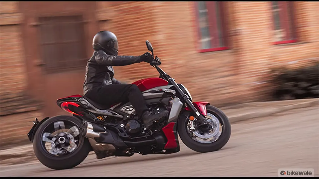 Ducati Diavel V4 Right Side View Image – BikeWale