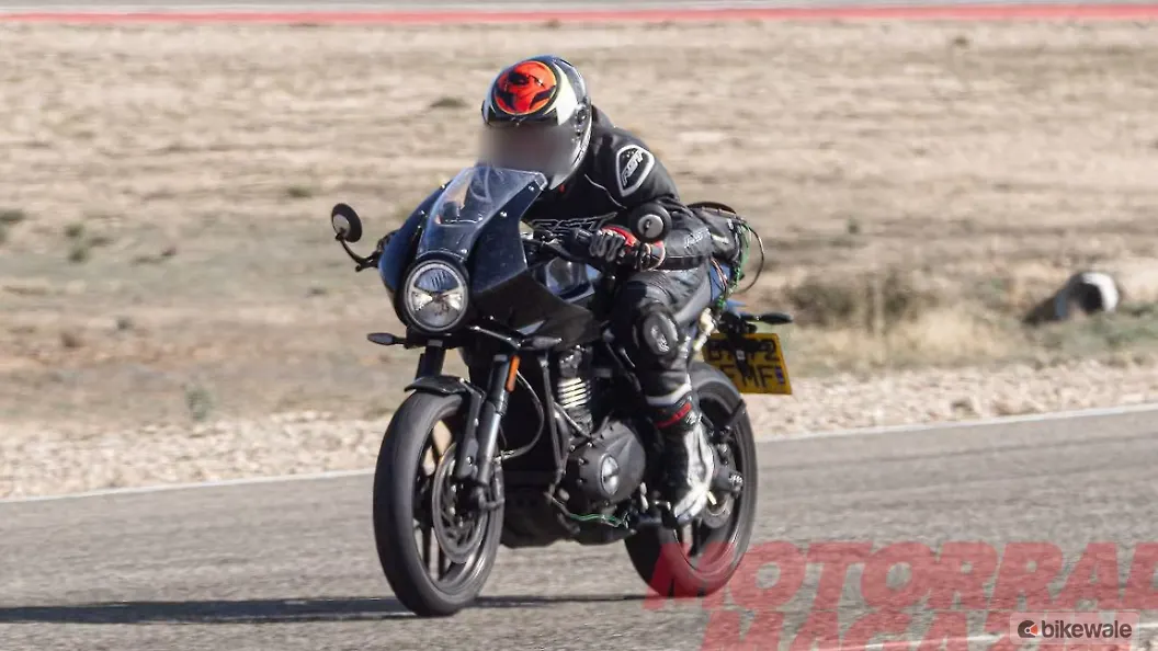 Triumph Thruxton 400 Right Front Three Quarter Image – BikeWale