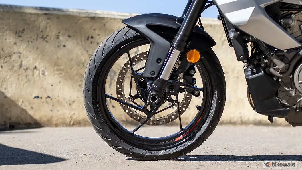 Aprilia Tuono 457 Right Side View Image – BikeWale