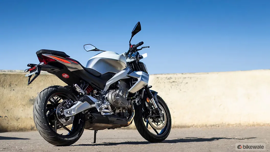 Aprilia Tuono 457 Right Side View Image – BikeWale