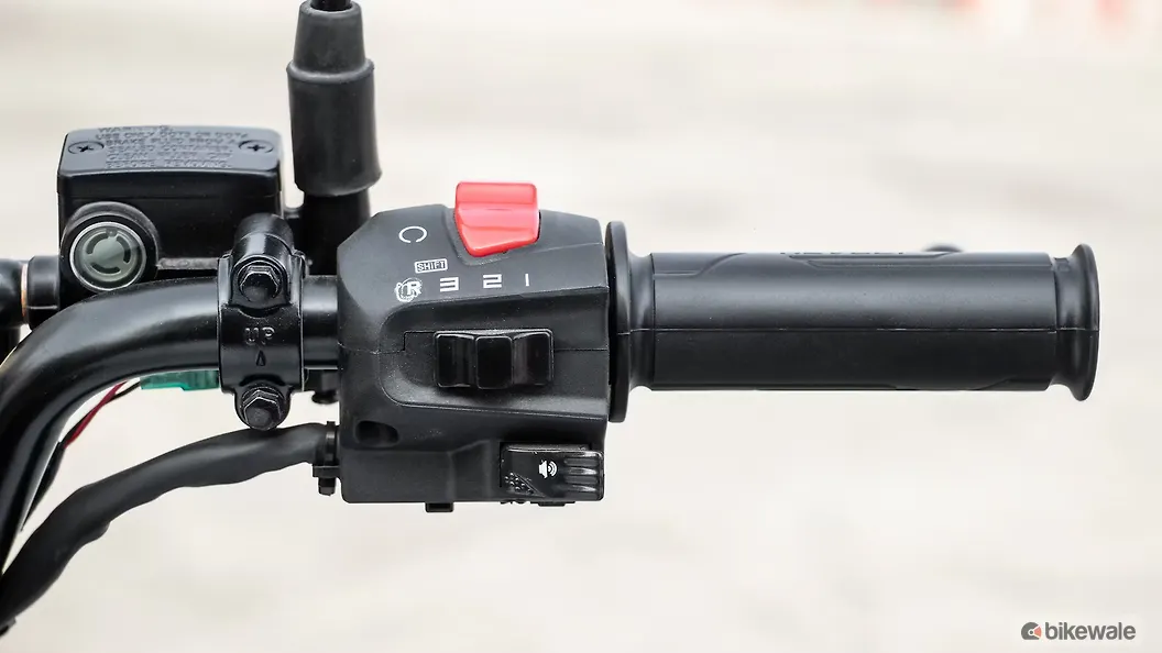 Revolt RV BlazeX Right Side Handelbar Throttle Grip Image – BikeWale