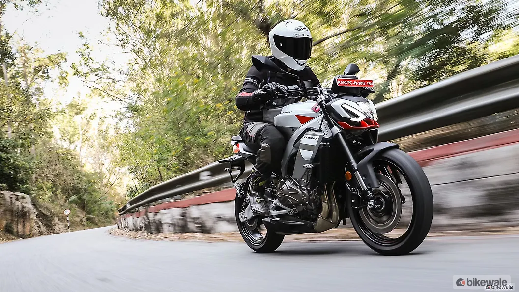 Aprilia Tuono 457 Right Front Three Quarter Image – BikeWale