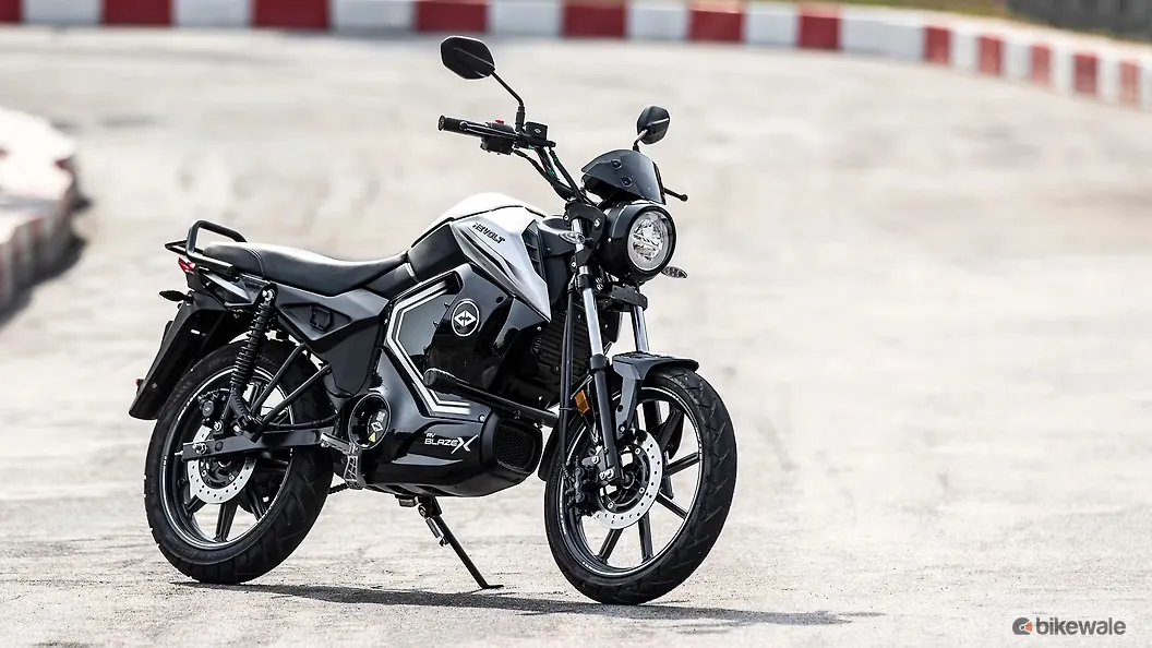 Revolt RV BlazeX Right Front Three Quarter Image – BikeWale