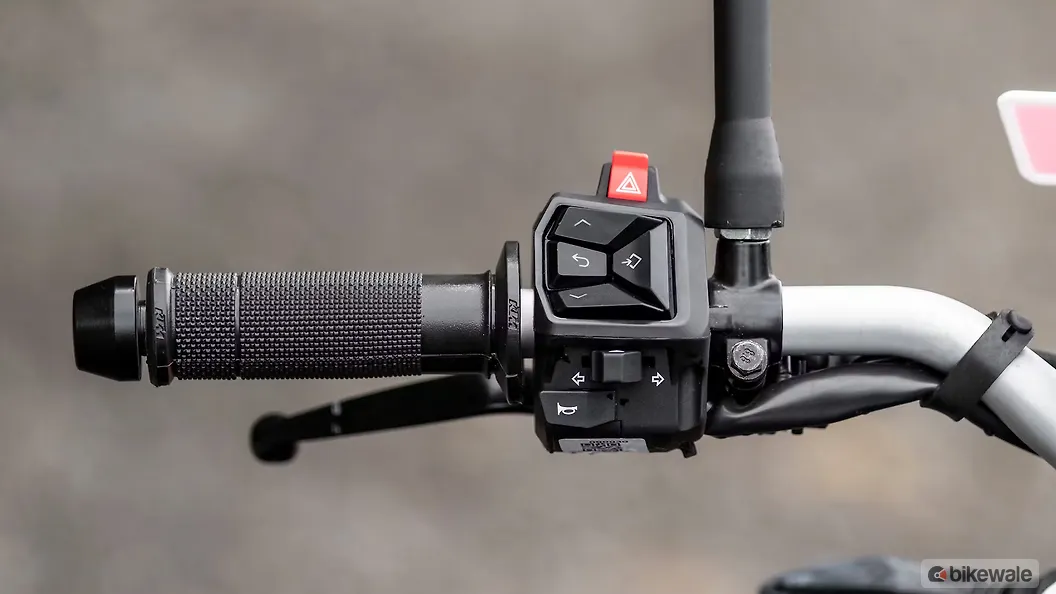 KTM 160 Duke Left Side Handlebar Grip Image – BikeWale