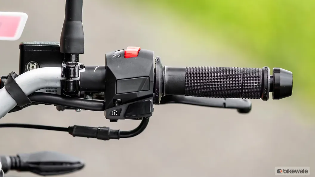KTM 160 Duke Right Side Handelbar Throttle Grip Image – BikeWale