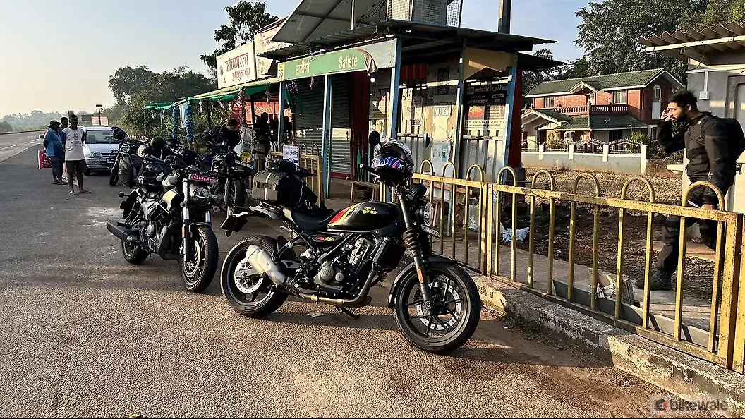 Royal Enfield Guerrilla 450 Right Front Three Quarter Image – BikeWale