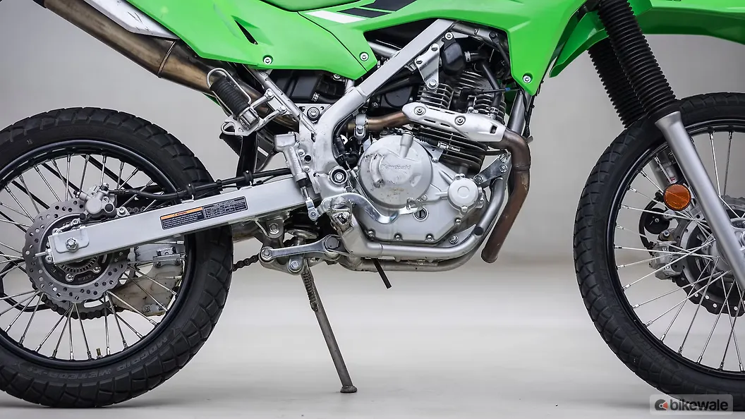 Kawasaki KLX230 [2024] Right Side View Image – BikeWale