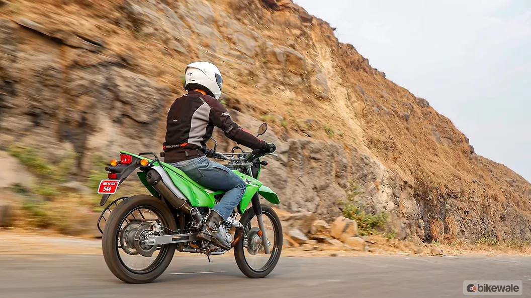 Kawasaki KLX230 [2024] Right Side View Image – BikeWale