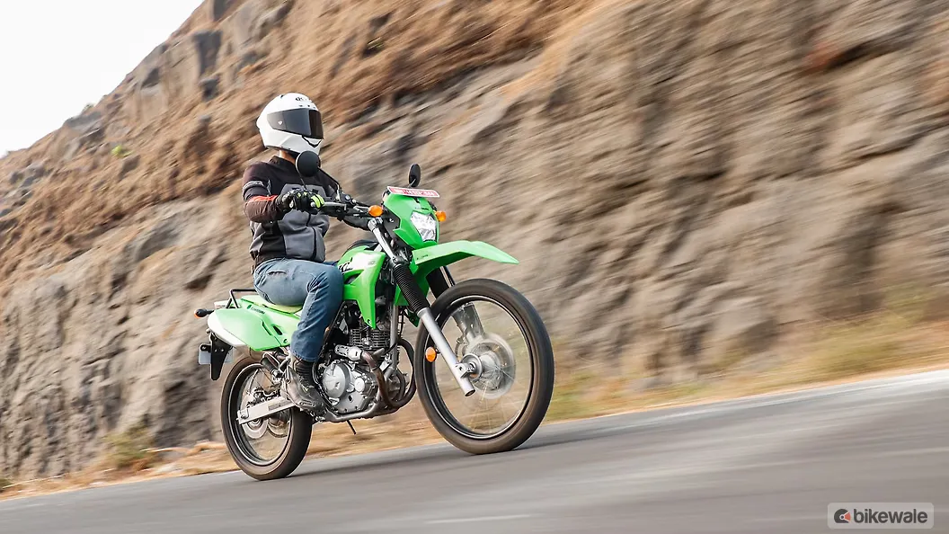 Kawasaki KLX230 [2024] Right Side View Image – BikeWale