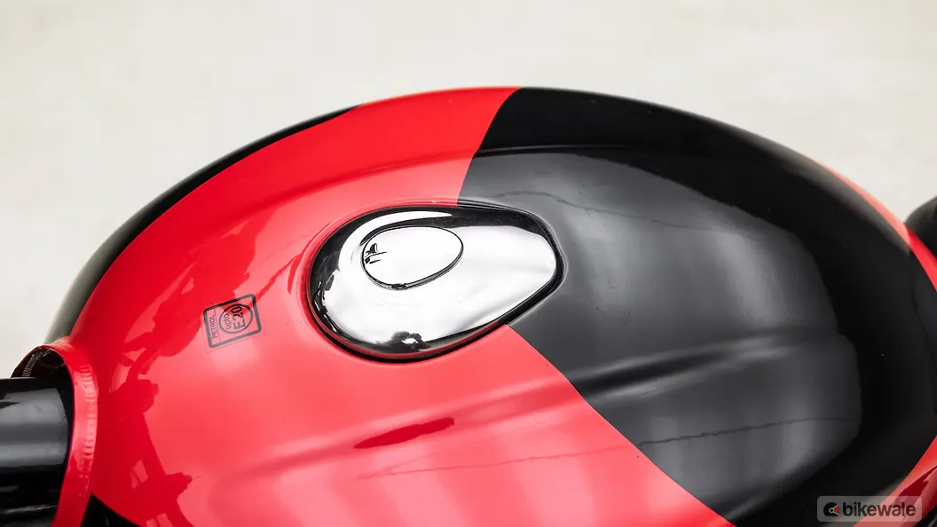 Royal Enfield Hunter 350 USB Charging Port Image – BikeWale