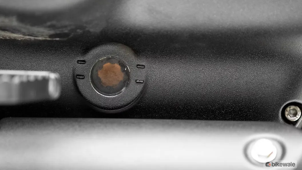 Royal Enfield Hunter 350 Engine Oil Level Indicator Image – BikeWale