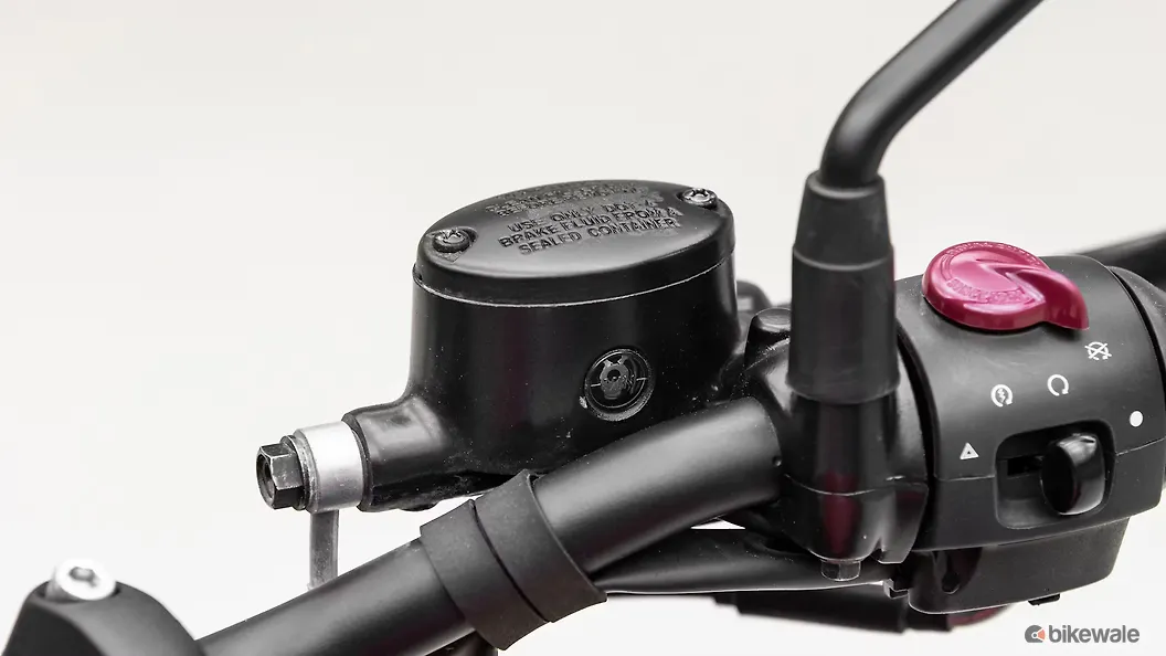 Royal Enfield Hunter 350 Front Brake Fluid Reservoir Image – BikeWale