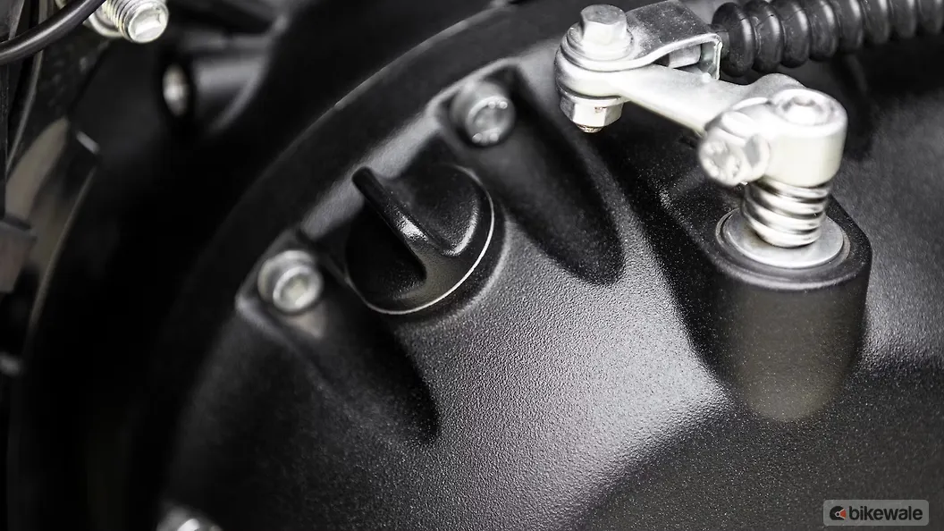 Royal Enfield Hunter 350 Engine Oil Level Indicator Image – BikeWale