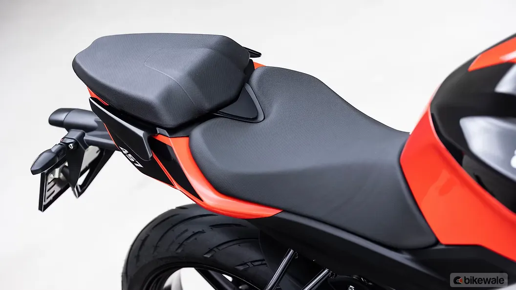 Aprilia Tuono 457 Seat Image – BikeWale