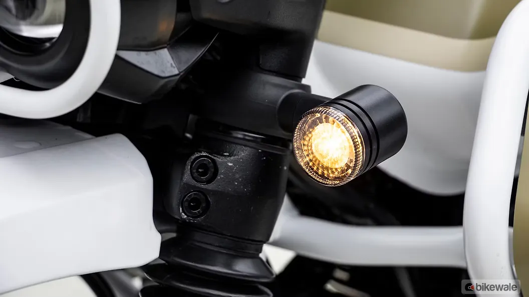 Yezdi Adventure Front Turn Indicators Image – BikeWale