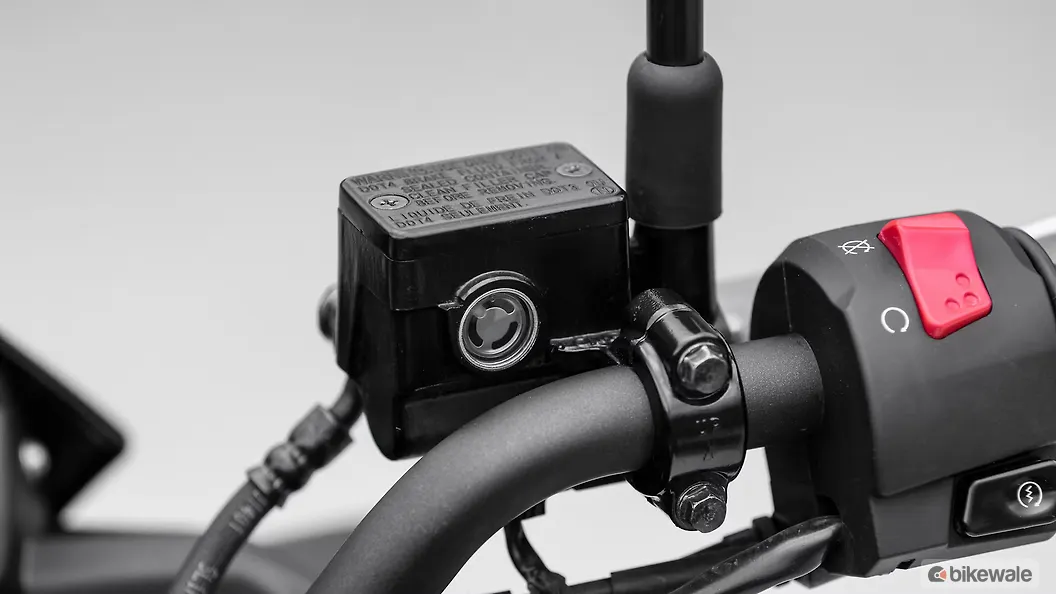 Kawasaki Versys-X 300 Front Brake Fluid Reservoir Image – BikeWale
