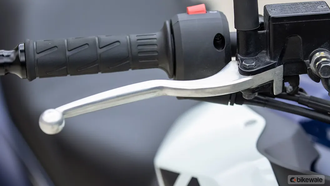 Kawasaki Versys-X 300 [2025] Hazard Warning Lights Switch Image – BikeWale