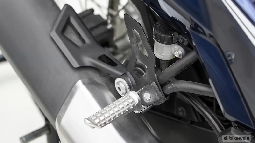 Kawasaki Versys-X 300 [2025] Hazard Warning Lights Switch Image – BikeWale