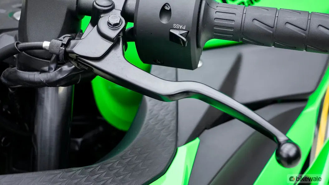 Kawasaki Ninja 300 High Beam Low Beam Switch Image – BikeWale