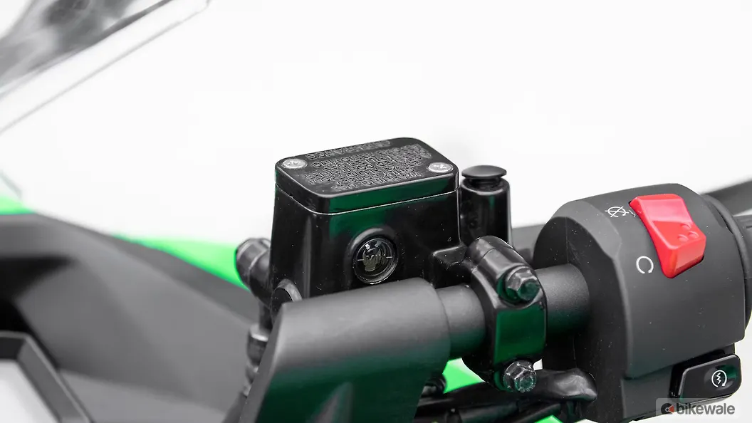 Kawasaki Ninja 300 Front Brake Fluid Reservoir Image – BikeWale
